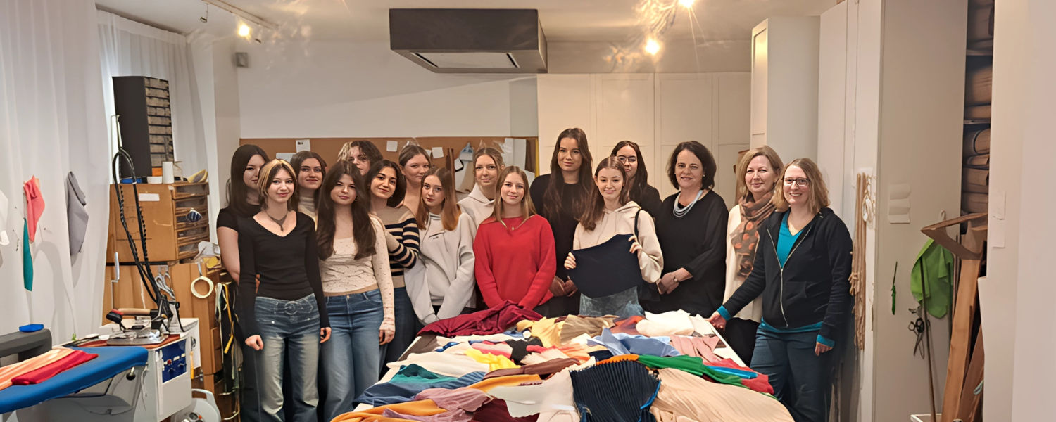 Exkursion der 3HLM in das Schneider- und Plisseeatelier von Tanja Raab - HLM HLW Krems